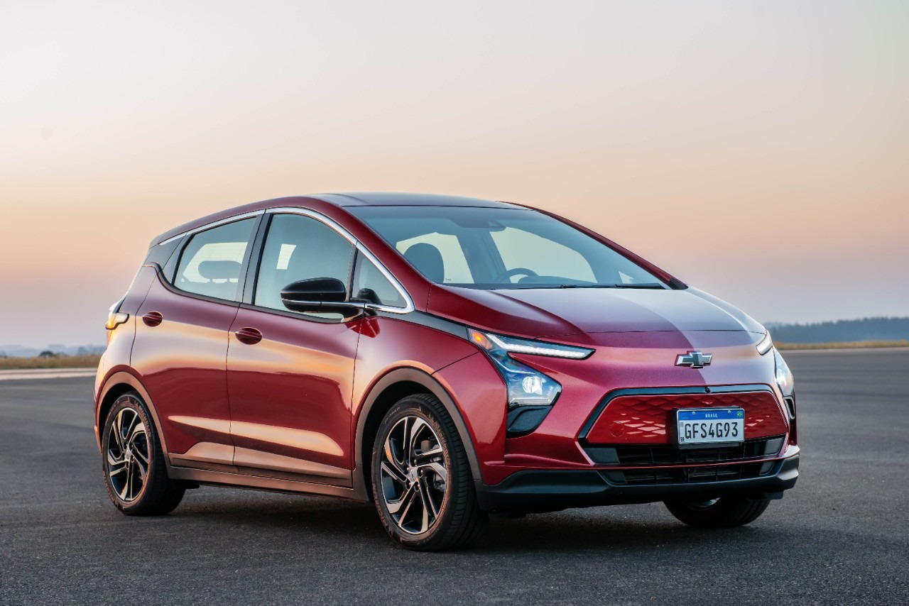Chevrolet Bolt 2023 chega ao Brasil com um visual mais "moderninho".